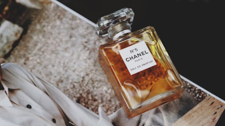 Reviving the Scent of History: The Evolution of Perfume Glass