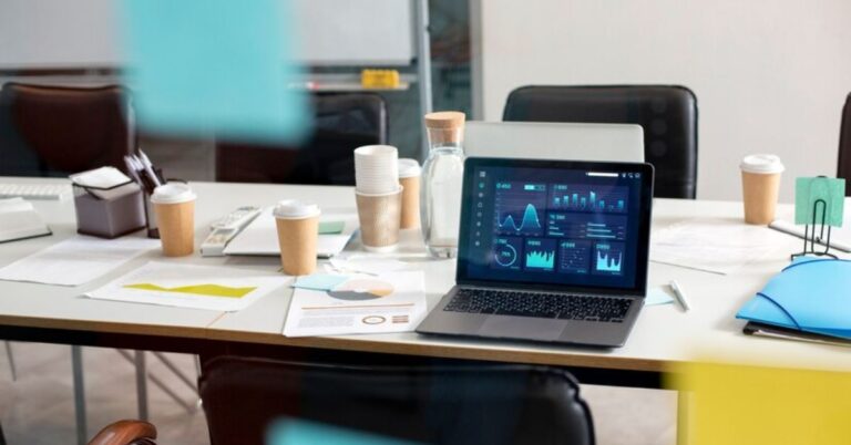 Innovative Office Desks with Integrated Technology: The Future of ...